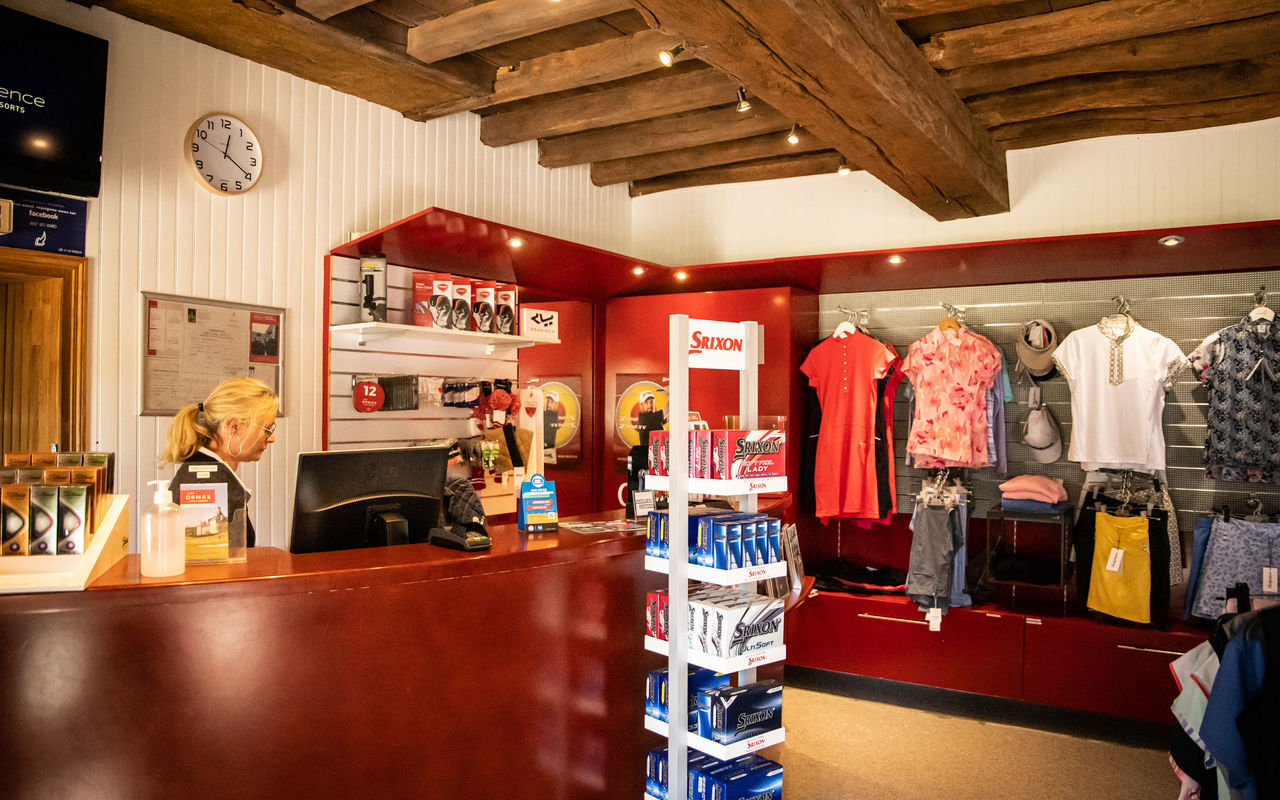 Golf accessories and technical products in the Pro Shop - Les Ormes